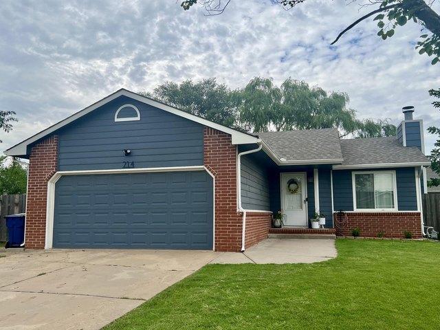 214 E Country Walk Ln, Mulvane, KS 67110