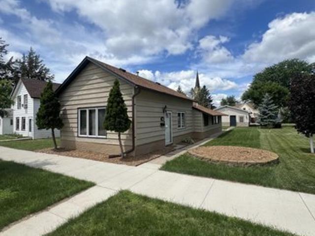 214 E Main St, Belle Plaine, MN 56011