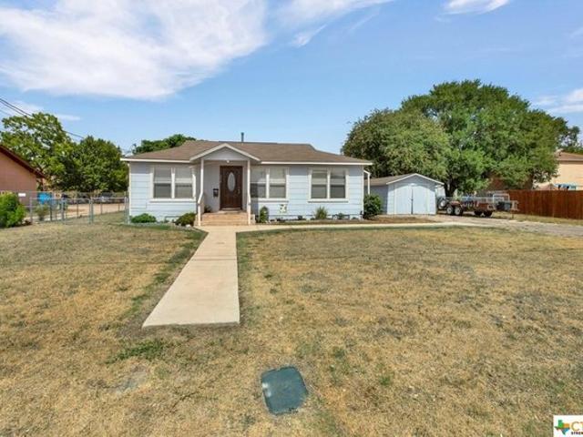 214 S Saunders St, Seguin, TX 78155