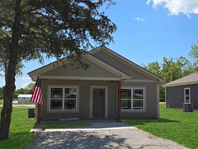 214 W 4th St, Pomona, KS 66076