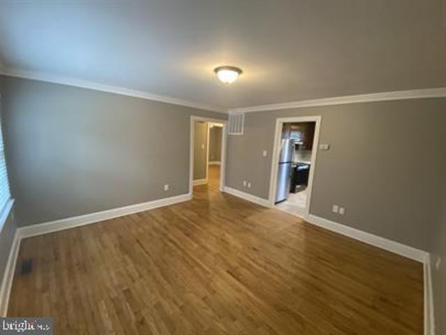 214 W Broaddus Avenue