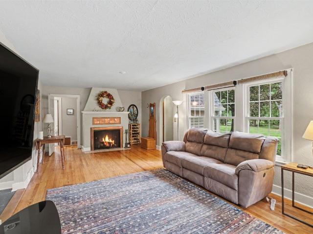 214 W Hamilton Lane