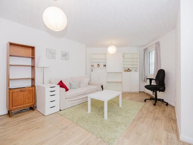 2154L St Leonards Lane, Edinburgh. 2 bed flat to rent £1,450 pcm £335 pw