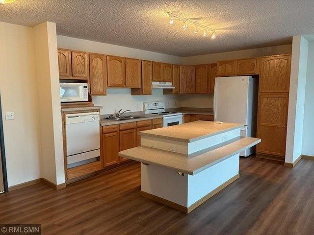 2155 6th Ln SE Apt 206, Cambridge, MN 55008