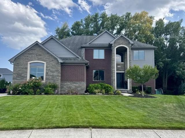 21568 Fort Worth Dr, Macomb, MI 48044