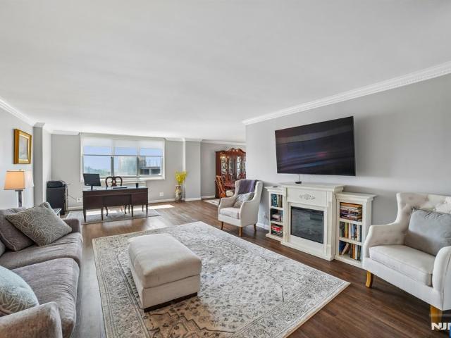 2150 Center Avenue # 16G