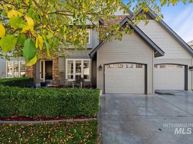 2151 W Teano