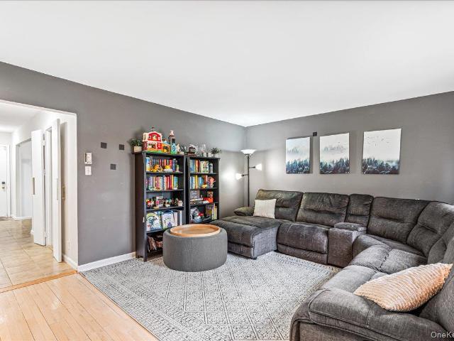 215 1 rd Avenue TH 10