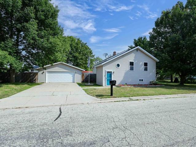 215 7th St, Oconto, WI 54153