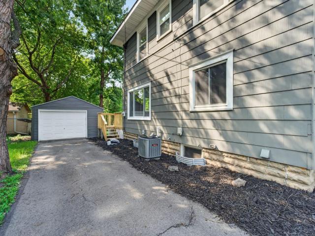 215 9th Avenue NE