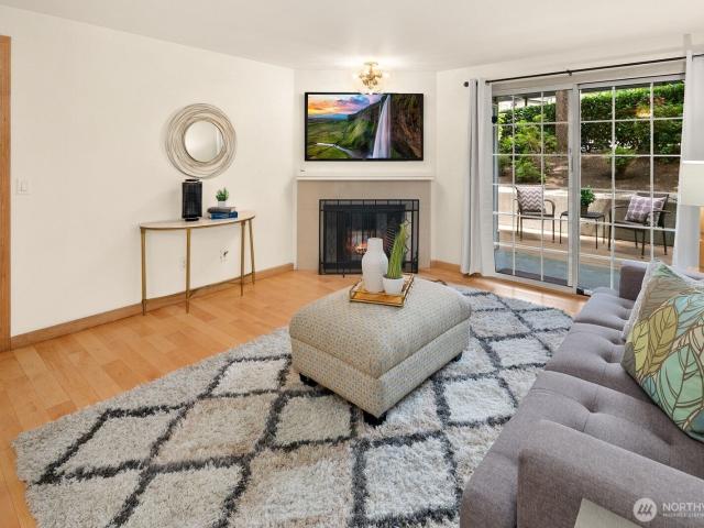 215 9th St D101, Kirkland, WA