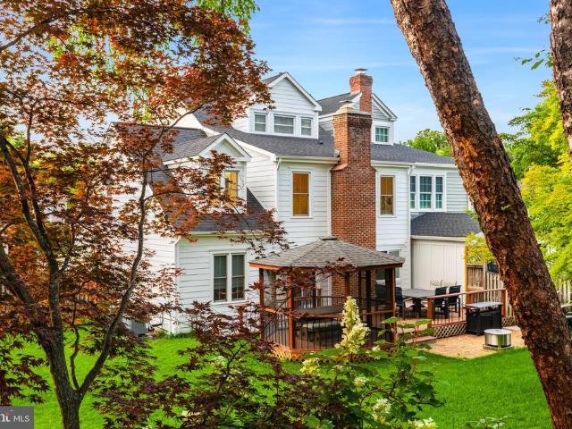 215 Andover Court NE