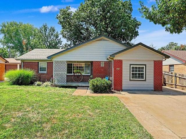 215 Alexander Dr, Haysville, KS 67060