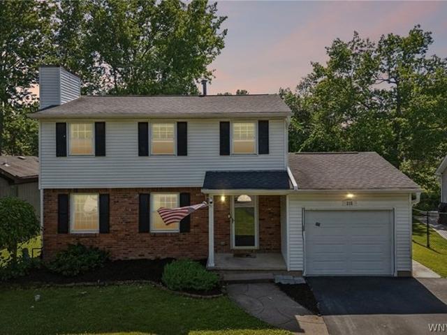 215 Brockmoore Dr, East Amherst, NY 14051