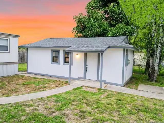 215 Greenlawn Ave B, Pleasanton, TX 78064