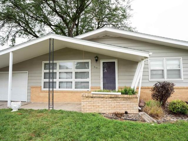 215 E 32nd St, South Sioux City, NE 68776