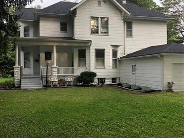 215 E Olive St, Staunton, IL 62088