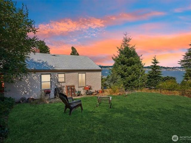 215 Farragut Ave, Port Orchard, WA 98366