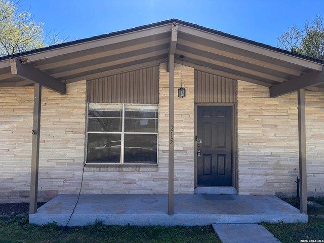 215 Oak Park Dr, Boerne, TX 78006