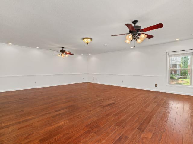 215 Oakview Cir