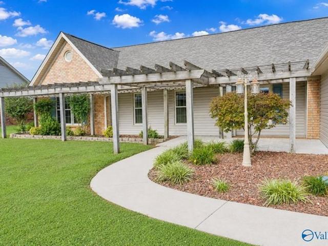 215 Oakview Cir, Killen, AL 35645
