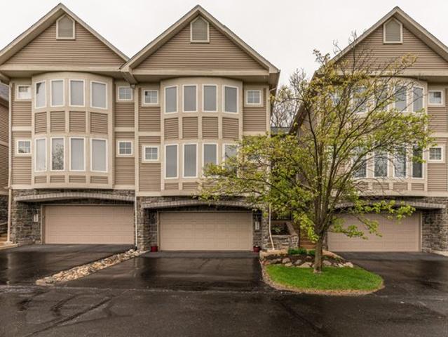 215 Old Creek Dr, Saline, MI 48176