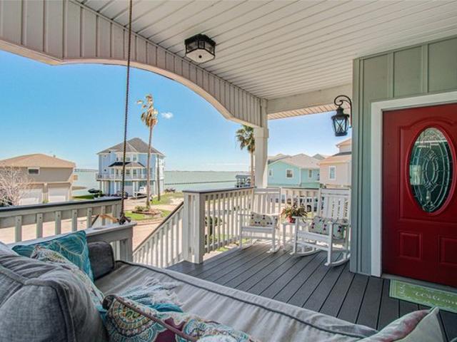 215 Lokai St, Tiki Island, TX 77554