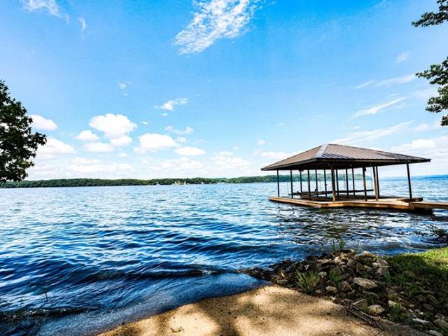 215 Lake Bend Shores Dr, Florence, AL 35633