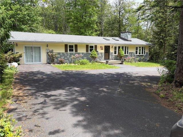 215 Larch Oval, Coolbaugh Township, PA 18466