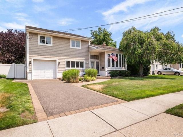 215 N Boston Ave, Massapequa, NY 11758