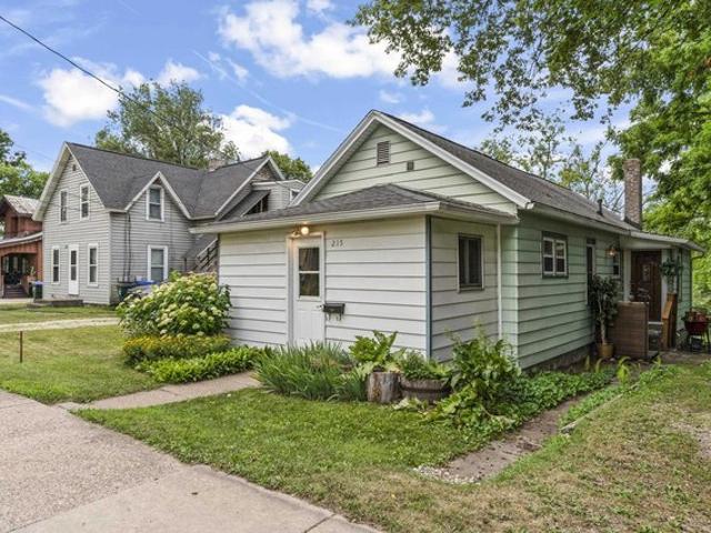 215 N Division St, Waupaca, WI 54981