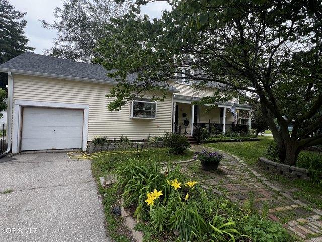215 N Main St, Swanton, OH 43558