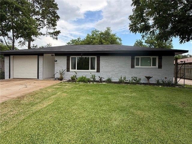 215 N Mechanic St, Bellville, TX 77418