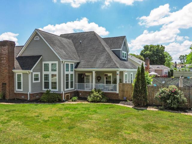 215 NW Hunters Run Circle