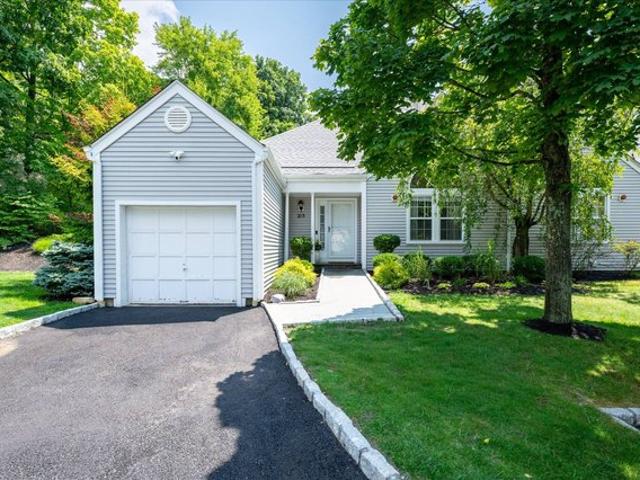 215 Sandpiper Ct, Yorktown Heights, NY 10598