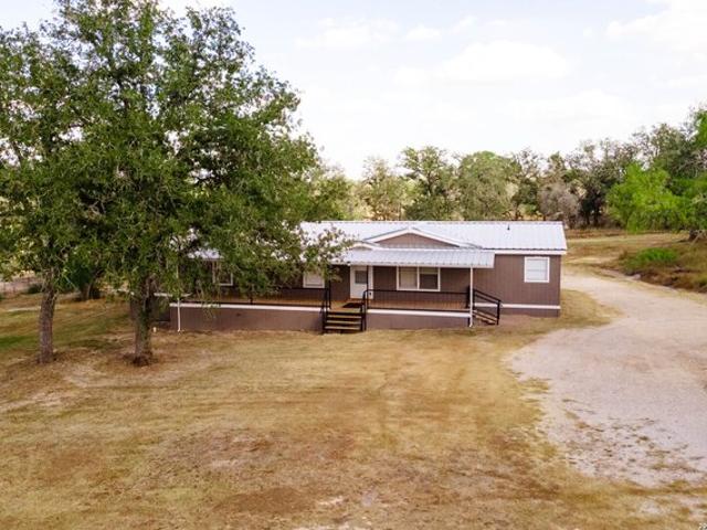 215 Shady Oaks Dr, Floresville, TX 78114