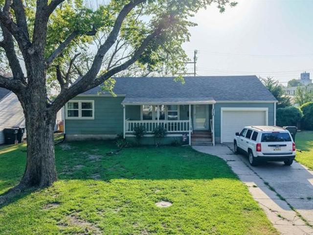 215 Spruce St, Halstead, KS 67056
