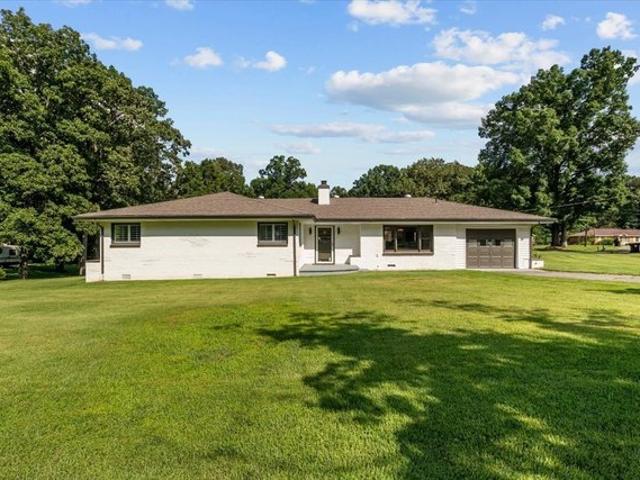 215 Sunset Dr, New Johnsonville, TN 37134
