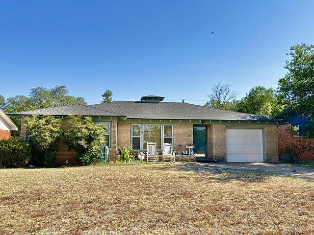 215 SW 10th St, Plainview, TX 79072