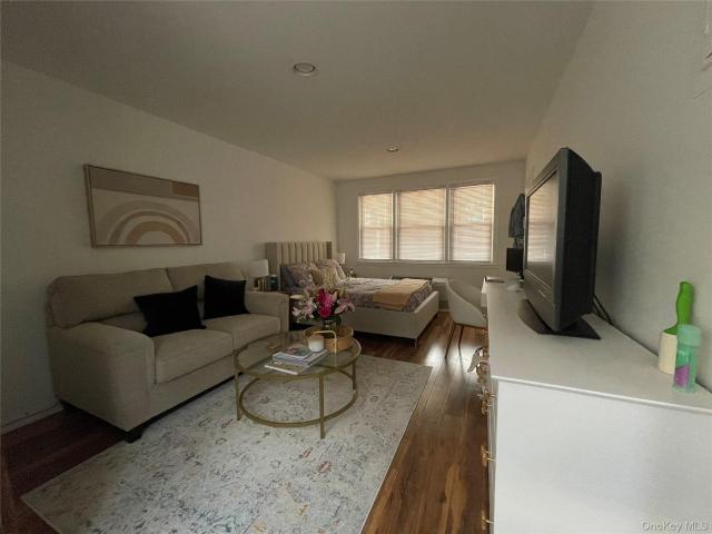 215 W Broadway M2