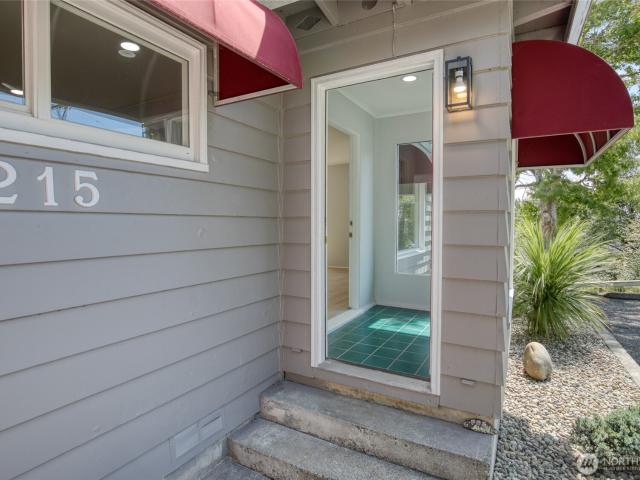 215 W Chenault Avenue