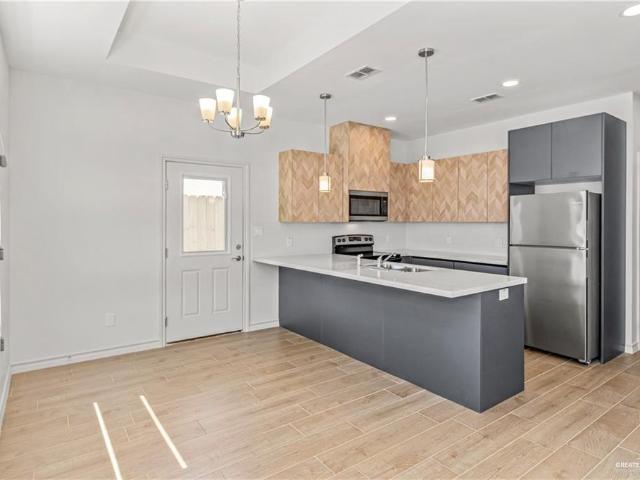 215 W Diamond Avenue