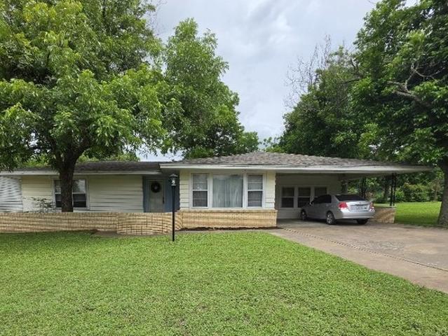 215 Woodard Ave, Cleburne, TX 76033