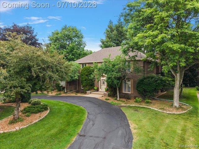 21640 Riverview Dr, Beverly Hills, MI 48025