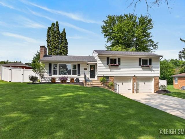 2165 Apple Ave NW, Grand Rapids, MI 49504