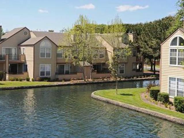 $2165 / 1br 712ft² Natural Light & Outdoor Scenery Surround You! Includes Private Garage!