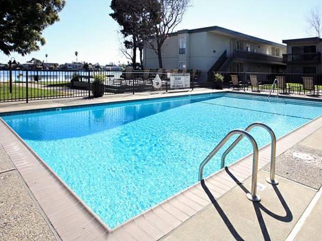$2165 / 1br 850ft² Great Waterfront Location, Available May 30th