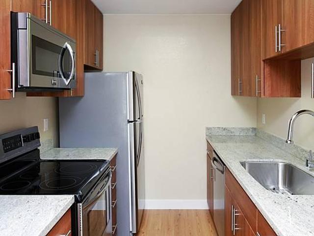 $2165 / 1br 850ft² Renovated apartment home sits on the water & has a great view