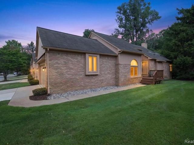 21660 River Ridge Trl, Farmington Hills, MI 48335