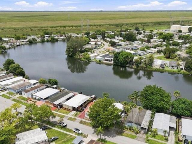 21671 S Heritage Cir, Pembroke Pines, FL 33029
